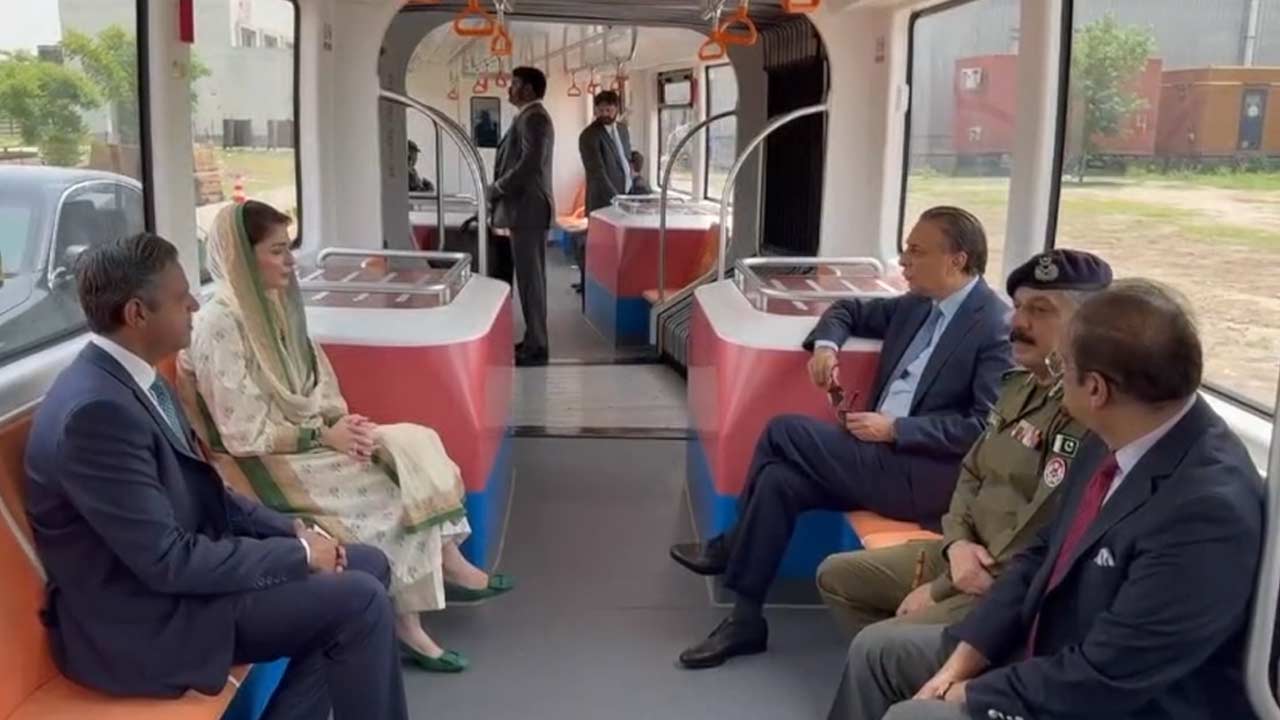 وزیراعلیٰ مریم نواز کا پاکستان کی پہلی اربن الیکٹرک ٹرین میں تجرباتی سفر